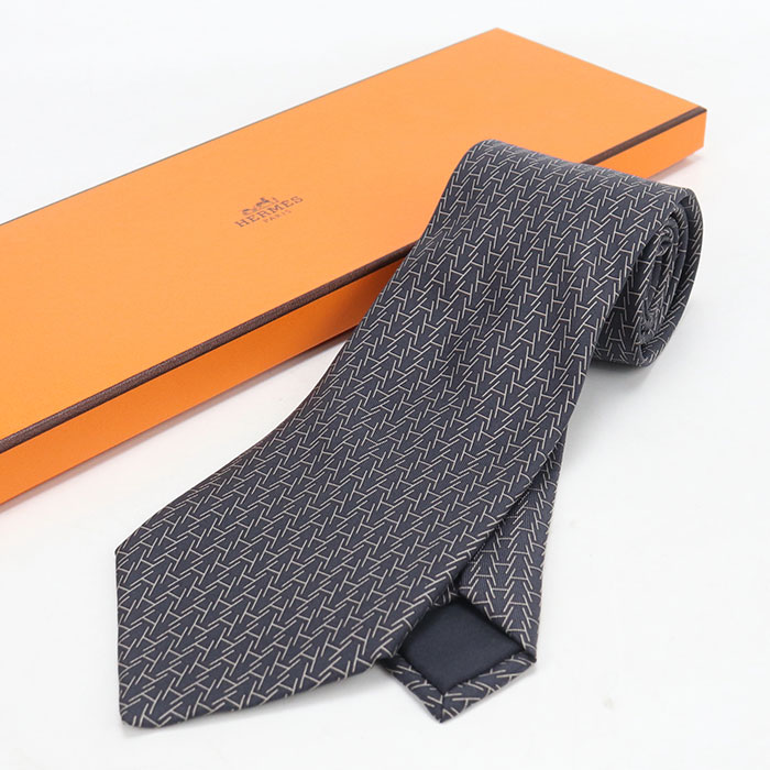 HERMES（エルメス） 1837年に創業されたフランスを代表するファッションブランド。当時は馬具工房としてナポレオン3世やロシア皇帝などを顧客として今し発展しました。自動車の普及、馬車の衰退に伴い、鞄、財布といった皮革製品さらに腕時計や服...