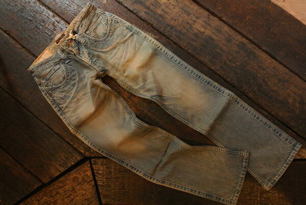 ★タイトシューカットデニムパンツ★ 素　材：綿100% 生　産：日本製　ブルーウェイ 特　徴：ビッグポケットやWウォッチポケットなど細部にこだわった、やや細身のシューカット(ブーツカット)。 フロントジップのオレンジ、バックの深めに作られた...