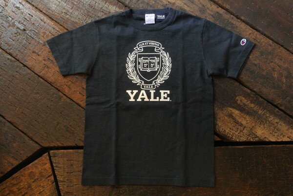 ティーテンイレブン ショートスリーブTシャツ MADE IN USA チャンピオン(C5-Z302) 1930年代から改良を重ねながら愛され続けてきたヘビーウェイトTシャツの代名詞「T1011（ティーテンイレブン）」の、オフィシャルカレッジ...