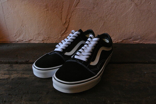 [ ブランド ] バンズ 　VANS [ ジャンル ] スニーカー [ 素　 材 ] アッパー：天然皮革 アイコニックなサイドストライプを最初に採用したモデル。1977年の誕生当時はスタイル 36と呼ばれたこのモデルの最大の特徴であるサイド...