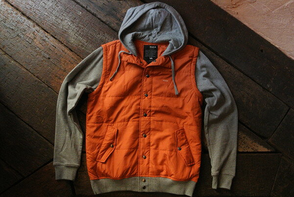 RVCA パファー フリース フーディー RVCA パファー フリース フーディーは、パファーの暖かさをストリートにもたらします。 ベストとスウェットシャツを重ね着したような外観で、RVCA パファー フリース フーディーは心地よく感じるた...