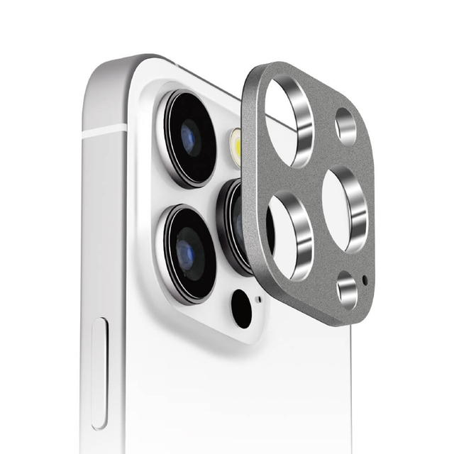 カメラレンズ周りをキズから守るiPhone 16 Pro / 16 Pro Max 3眼カメラ用 カメラレンズフレーム アルミ/シルバーです。 軽くて丈夫なアルミニウム素材を採用。 カメラレンズ部分が空いている為、撮影時の画質に影響がありま...