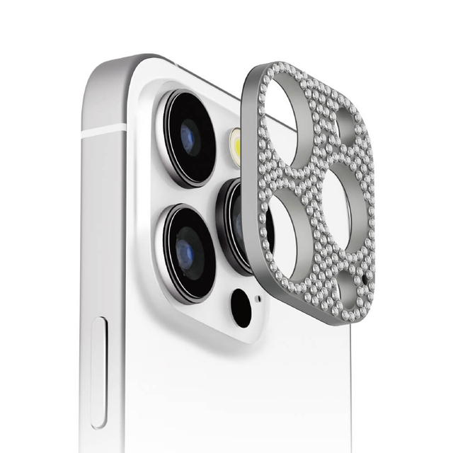 カメラレンズ周りをキズから守るiPhone 16 Pro / 16 Pro Max 3眼カメラ用 カメラレンズフレーム ラインストーン/シルバーです。 華やかで可愛いラインストーンタイプ。 カメラレンズ部分が空いている為、撮影時の画質に影響...