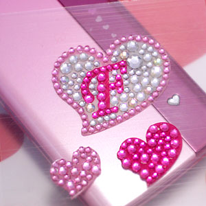 キラキラのジュエリーシールで貼るだけ、簡単デコ！ 大小のラインストーンが敷き詰められたハートモチーフのシールで、 いつも使ってるあのアイテムをラブリーキュートに変身させちゃおう♪ ●シールタイプでラクラク貼れる！ 　大きさに合わせて切る必要...