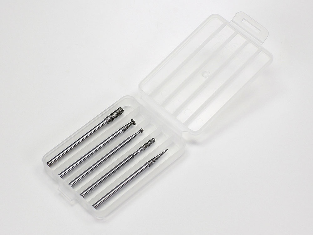 74043 電動リューター用 ビット5本 タミヤ クラフトツール 送料無料 ※大変申し訳ございませんが現在、【北海道、沖縄は配送不可】となっております。 ※画像はイメージです広い面積の削り加工に活躍する円柱形、穴を広げるのに最適な円錐形、溝...