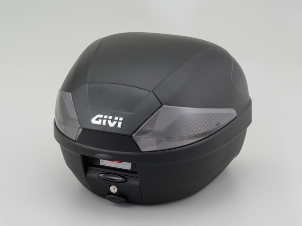 商品説明： フルフェイスヘルメットがひとつ収納できるサイズのモノロックケース。本体は未塗装ブラックのシンプルなデザイン。 荷台に取り付けるための汎用ベース付きです。2ボタン式フラップロック仕様。 仕様 カラー：TECH未塗装ブラック サイズ...
