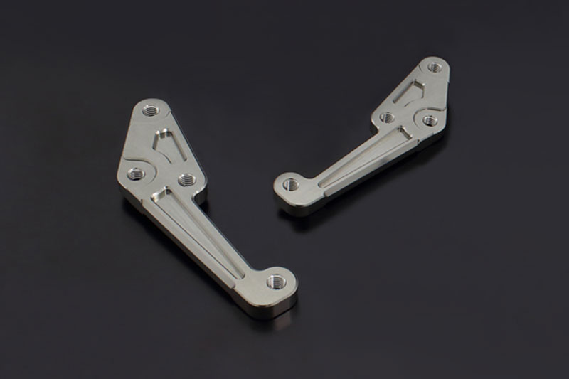 商品説明： ・1枚入 ・APレーシング CP2696やCP3696(マウントピッチ 88.9mm)キャリパー対応。 詳細説明： ・材質は超ジュラルミン系2017材を採用 仕様： ・タイプ：左右共通 ・サイズ：330mmディスク対応 ・入数：...