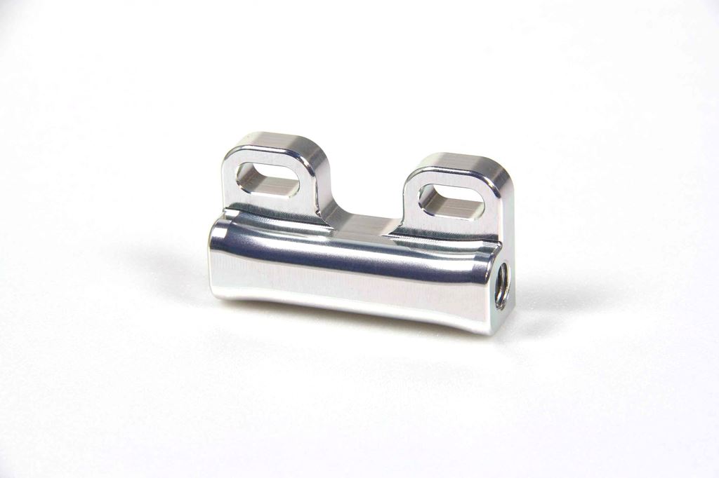 ■商品説明 SwageLine 2WAYセパレーター ステー付 ■仕様 タイプ：取付タブ(M6)付 カラー：シルバー サイズ：幅60mm ネジピッチ：M10×P1.25 取付穴：φ6.5×2 穴間：32-46mm 材質：アルミ 入数：1個 ...