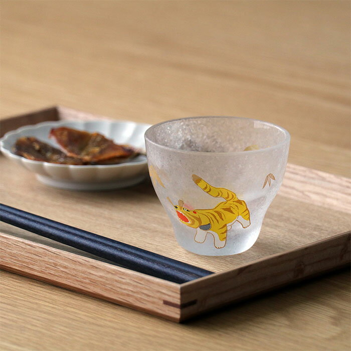 商品名アデリア めでた干支 盃 寅 商品説明その年の干支は「商売繁盛」「家内安全」を願い、 生まれの干支は「無病息災」「厄除け」のお守りとして親しまれてきました。 こうした習俗を母体に誕生したとされる「郷土玩具」を、 描写し硝子食器にうつし...