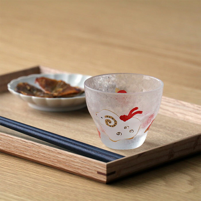 商品名めでた干支 盃 未 商品説明その年の干支は「商売繁盛」「家内安全」を願い、 生まれの干支は「無病息災」「厄除け」のお守りとして親しまれてきました。 こうした習俗を母体に誕生したとされる「郷土玩具」を、 描写し硝子食器にうつした「めでた...