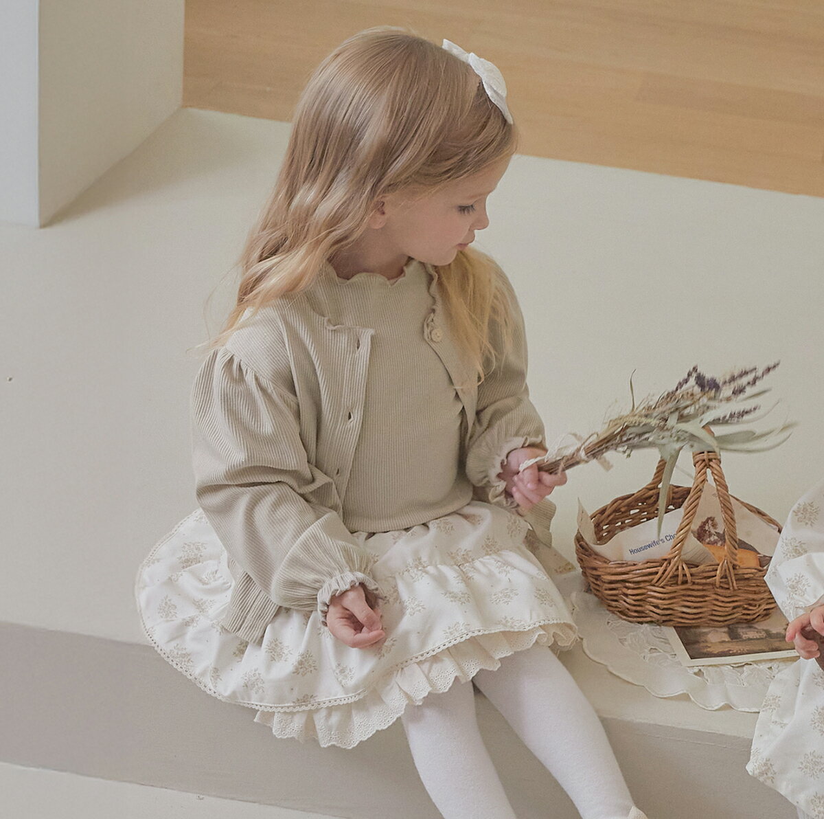 繊細な小花柄とボリュームのあるシャーリングが、華やかで動きのある印象を与えるスカート。ウエストは総ゴム仕様で、着脱が簡単。活発に動くお子さまでも快適に過ごせます。シンプルなトップスと合わせるだけで主役級のスタイルが完成し、季節を問わずさまざ...