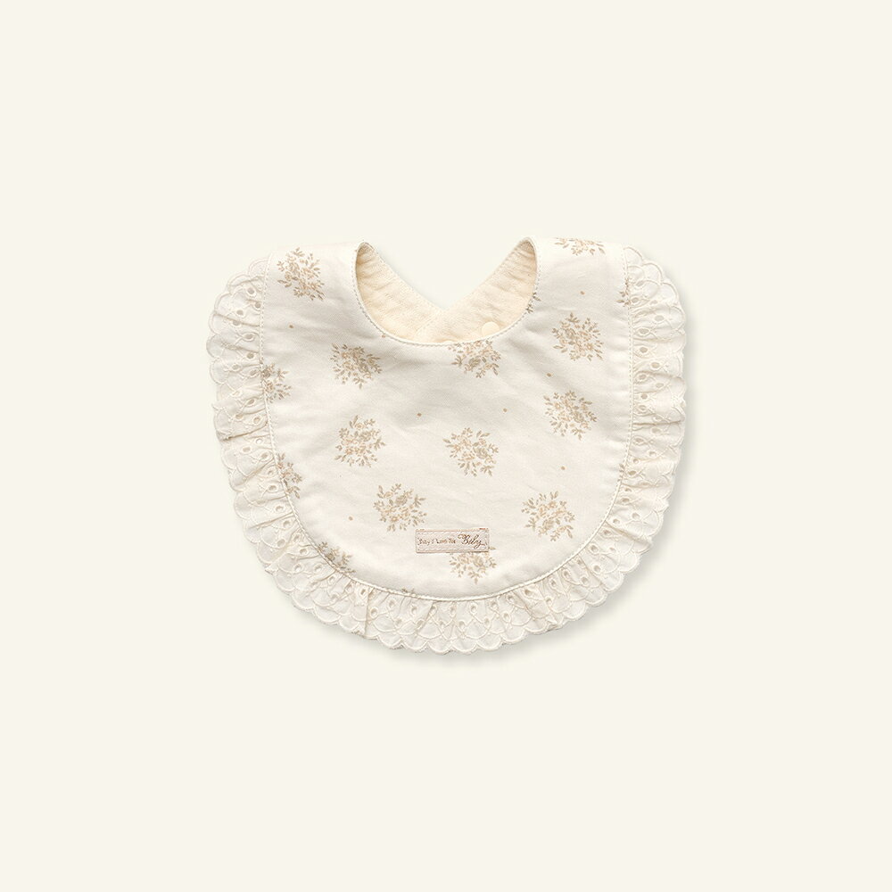 愛らしいフローラル柄と繊細なフリルが目を引く、華やかさと実用性を兼ね備えたベビービブ。 裏地にはオーガニックのキルティング生地を採用し、赤ちゃんの肌にやさしいふんわりとした触感と、優れた吸水性を実現しています。 食事の時間だけでなく、お出か...