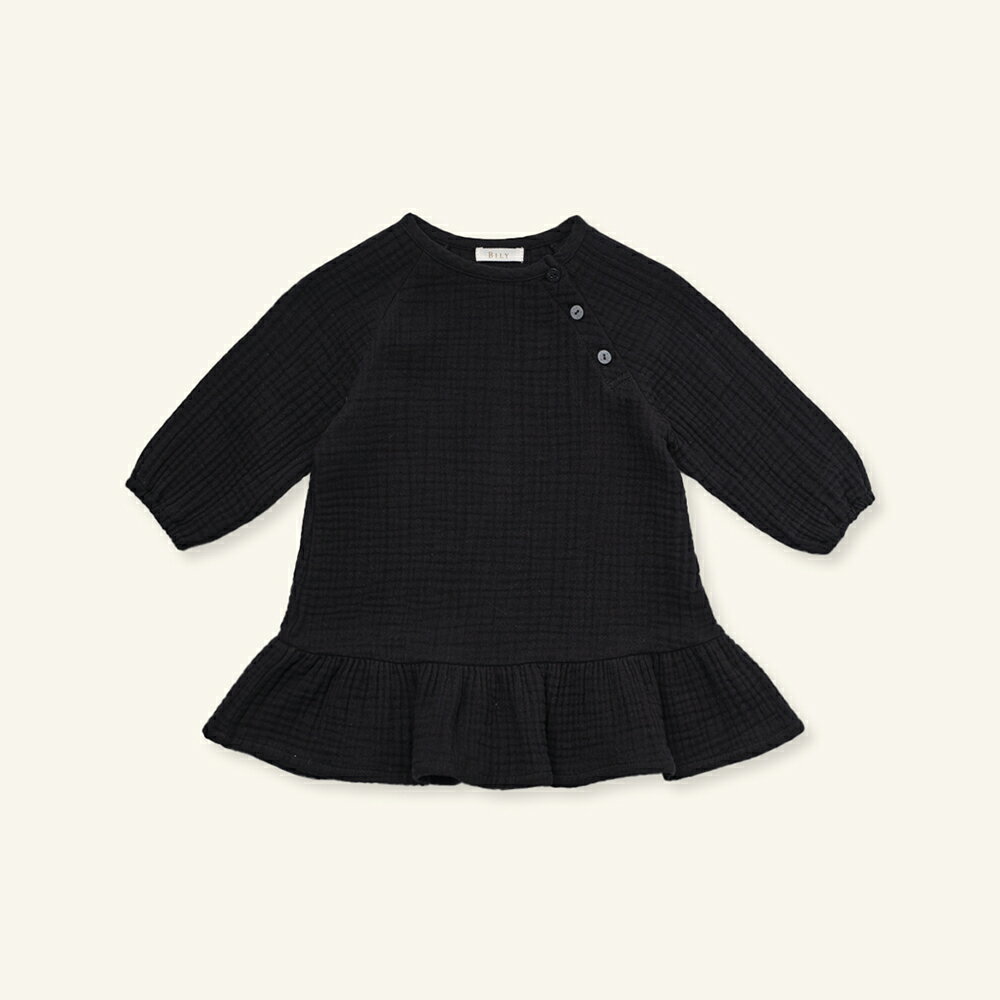 クラシックさとロマンチックな雰囲気をあわせ持つ、コットン100％のトリプルガーゼワンピース。ふんわりとやわらかく通気性のある素材で、季節の変わり目には一枚で、冬には重ね着で快適に過ごせます。ナチュラルな風合いとゆったりとしたシルエットが心地...