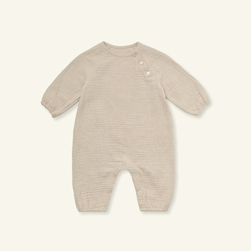 ボリューム感のあるシルエットが愛らしいジャンプスーツ。コットン100％のトリプルガーゼ素材を使用し、軽くて通気性がよく、赤ちゃんの肌にやさしくフィットします。ゆったりとしたカンガルーフィットが自然な立体感を生み、トレンド感のあるシルエットに...