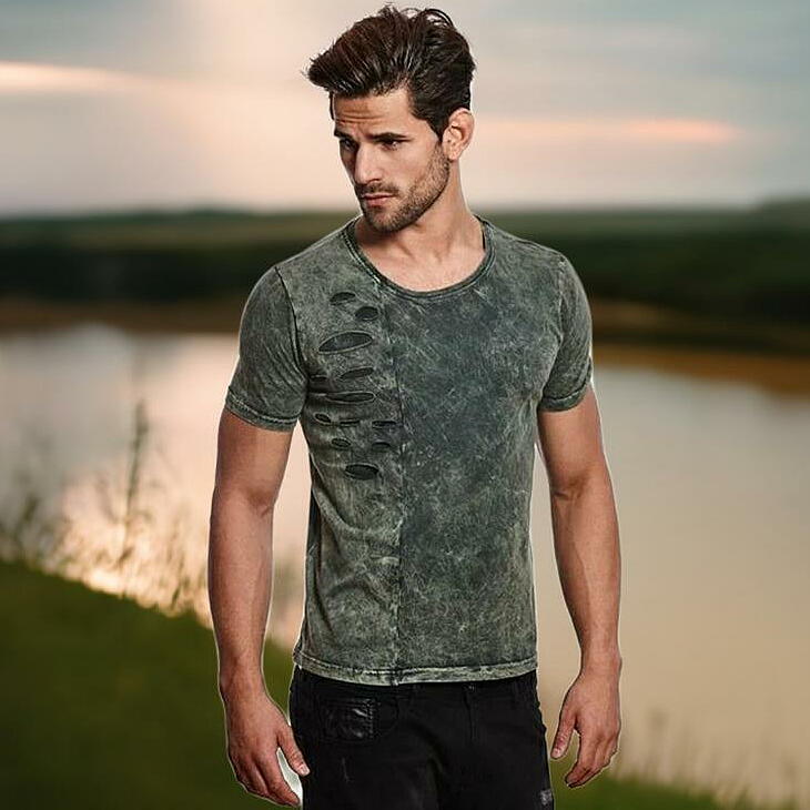 ヨーロッパではディーゼル・リプレイ・ザラ等がメジャーなカジュアルブランドですが、ドイツのアパレルメーカーも頑張っています！ 在庫処分品 【CRSM】 渋みのあるアシッドウォッシュにダメージ加工。 後ろの着丈が長いデザインです。 穴開き部分は...