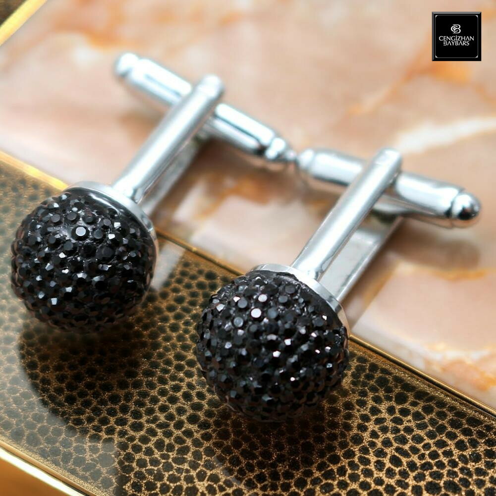 【CENGIZHAN BAYBARS】 スウィヴル式 カフスボタン（カフリンクス）です。 （T字状の留め具を倒して真っ直ぐにし、重ねたシャツの袖口に通した後、再び起こしてT字状にします。） 袖口からさりげなくキラリと見える大人のアクセサリー...