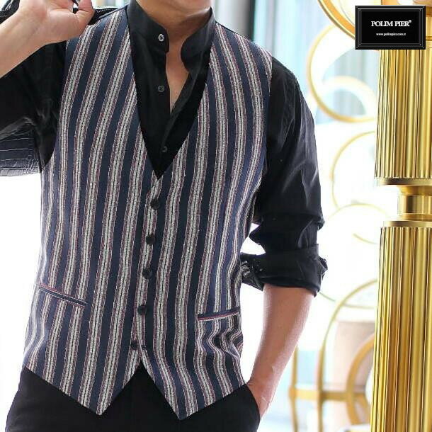 【POLIM PIER】ポリンピア 節のあるストライプが麻の様な風合いの前開きベストです。 共生地のテーラードジャケットは背抜きですが、 こちらのベストをインナーにすると寒さ対策にもなります。 共生地のテーラードジャケットの品番は poli...