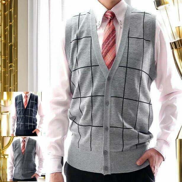 テーラードジャケットのインナーに使い勝手の良いニットベスト。 紺/ライトグレー/ミディアムグレー　の3色展開です。 【日本サイズ】 【仕様】5つボタン 【素材】ポリエステル100％ 【原産国】china