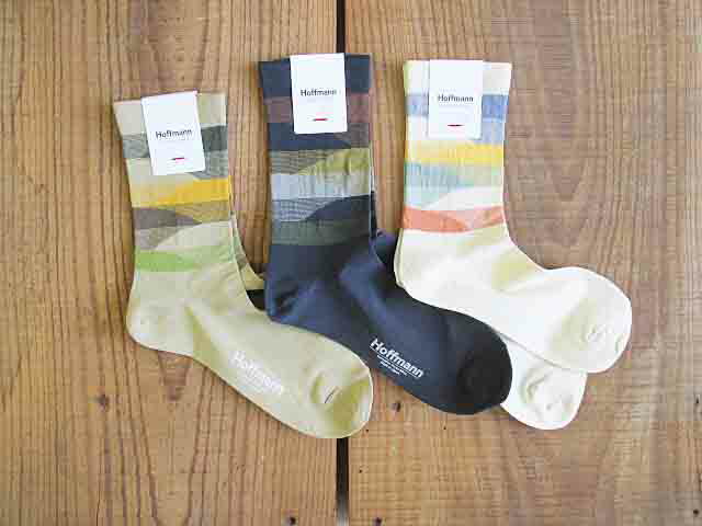 素材： 綿90%　ナイロン5%　ポリウレタン5%　　 サイズ：22.5-24.5cm レギュラー丈 　 メーカー希望小売価格はメーカー商品タグに基づいて掲載していますテーマ「香り」からイメージされる色や形を図案にした1足。いくつもの香りが重...