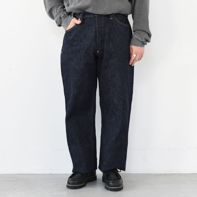 ※メーカー希望小売価格はメーカー商品タグに基づいて掲載していますワークパンツのように太めにアレンジした「2025年モデル」1936年モデルのデニムブラウスと同じ時代のウエストオーバーオールズをベースに、腿から裾までをワークパンツのように太め...