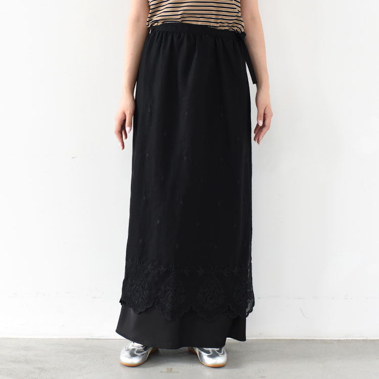 ※メーカー希望小売価格はメーカー商品タグに基づいて掲載していますクロアチアの民族衣装にインスパイアされた刺繍を施したエプロンクロアチアの民族衣装にインスパイアされた刺繍を、透け感のあるコットン生地に施したエプロン。 同色の肉厚サテン生地を使...