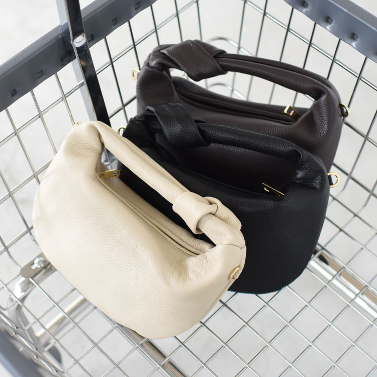 ※メーカー希望小売価格はメーカー商品タグに基づいて掲載しています丸みのあるフォルムが印象的丸みのあるフォルムが印象的な、AULENTTIの2WAYレザーバッグ。 シボ感のあるレザー素材を使用し、上品さと程よいカジュアル感を兼ね備えたデザイン...