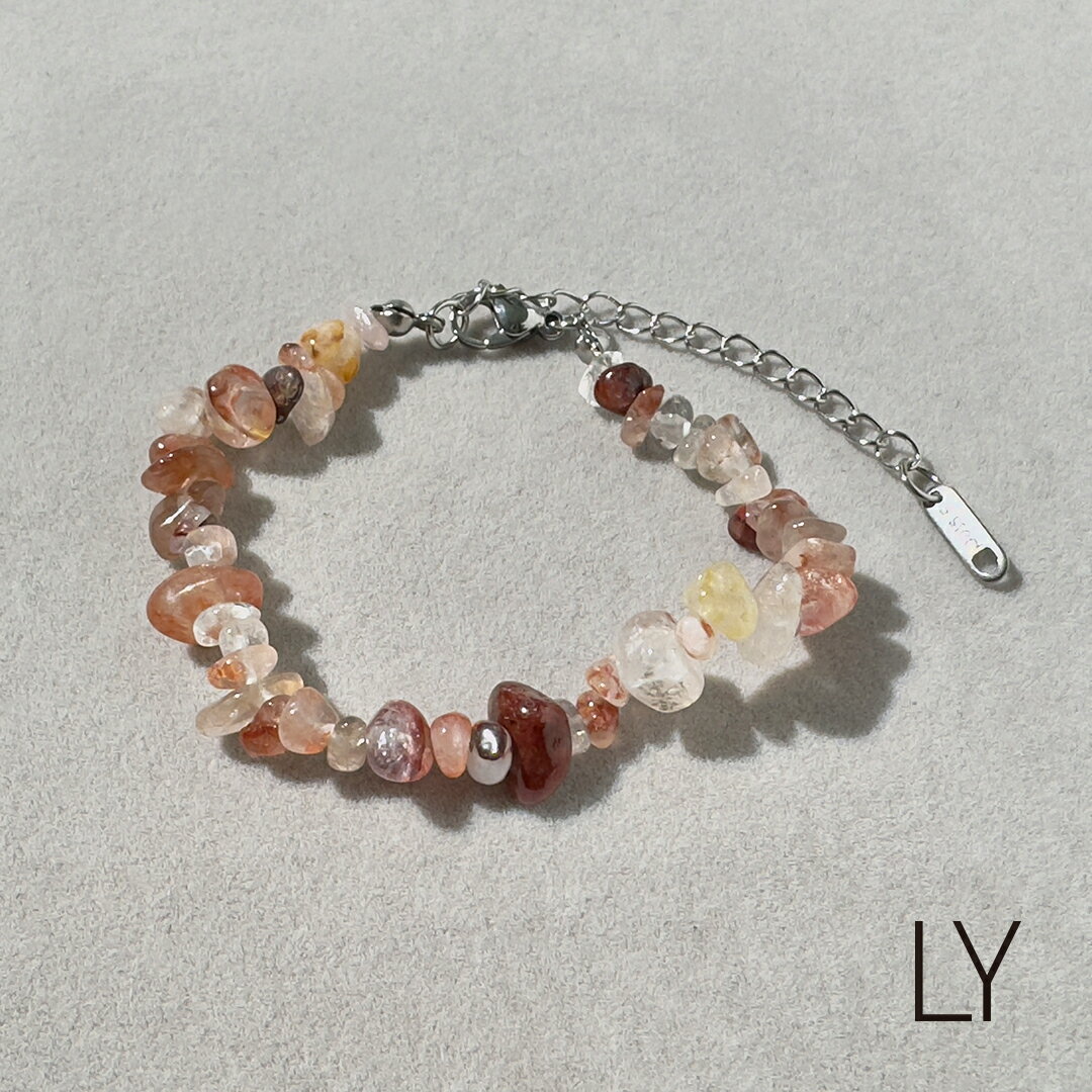 LY/エルワイ 気分で変えて、ちゃんと見せる。アクセって、もっと気楽でいい。流行や正解より、いまの自分に似合うもの。なんとなく選んだアクセが「今日の自分なんかいいじゃん」に変えてくれる。 LYは自分をちょっと変えたい日の、ちょうどいい選択肢...