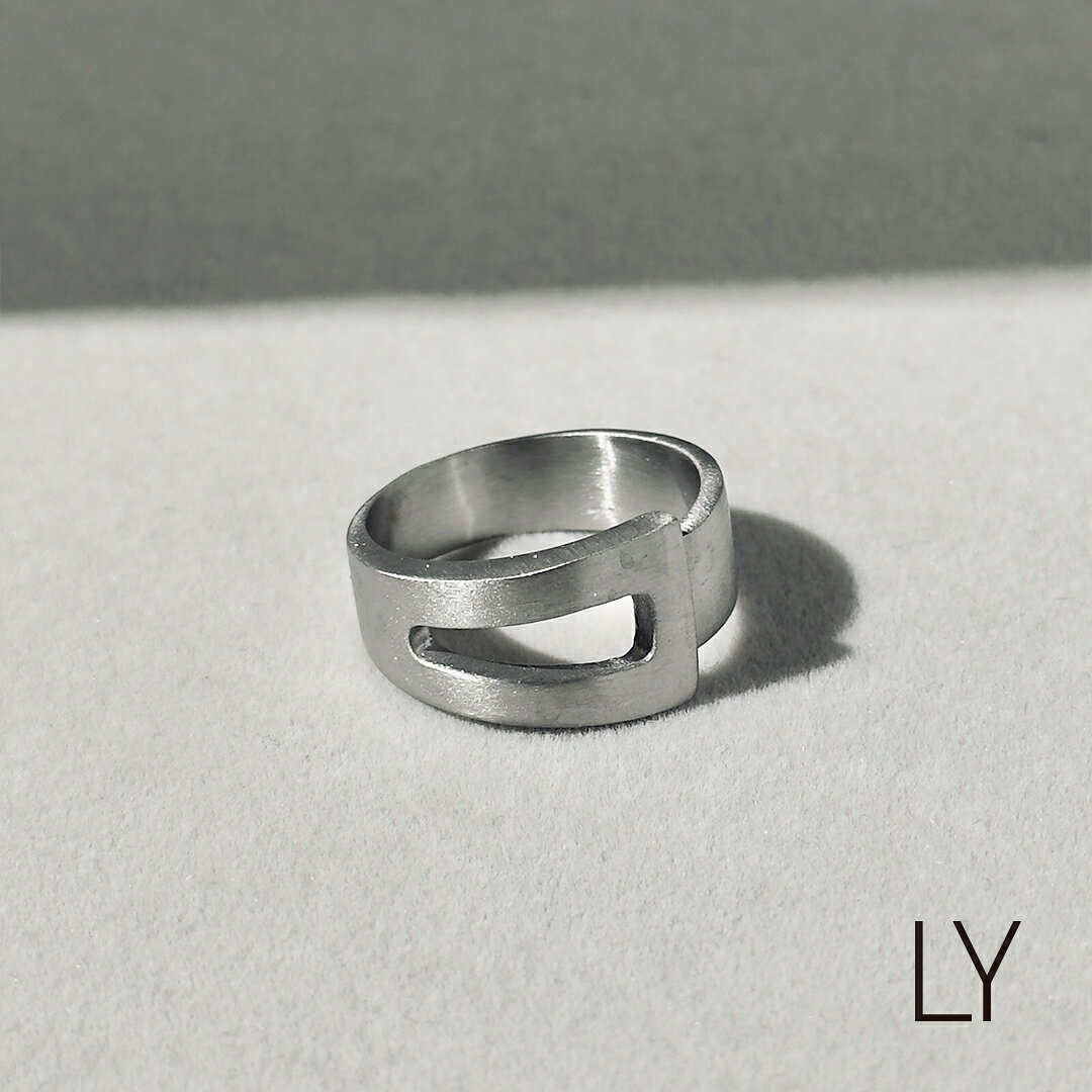 LY/エルワイ 気分で変えて、ちゃんと見せる。アクセって、もっと気楽でいい。流行や正解より、いまの自分に似合うもの。なんとなく選んだアクセが「今日の自分なんかいいじゃん」に変えてくれる。 LYは自分をちょっと変えたい日の、ちょうどいい選択肢...