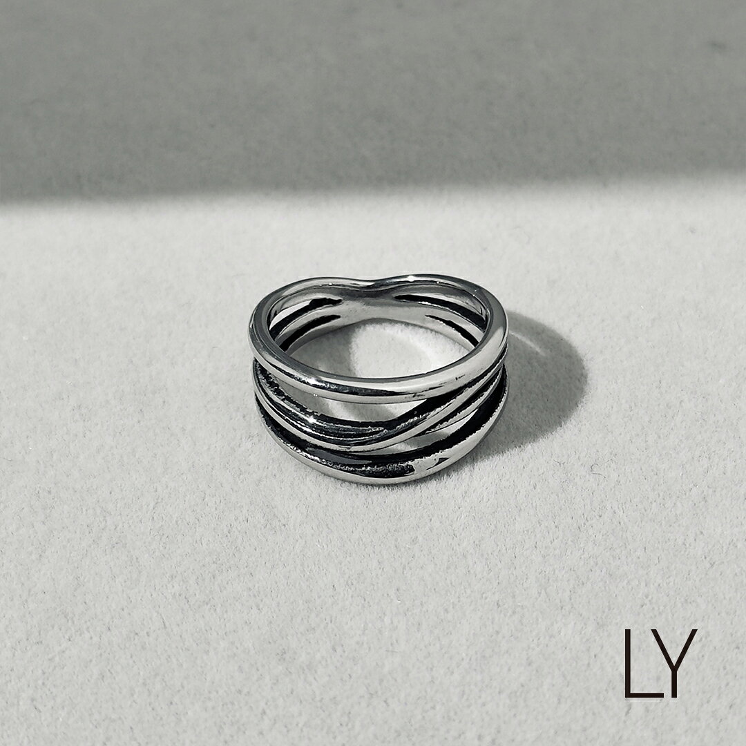 LY/エルワイ 気分で変えて、ちゃんと見せる。アクセって、もっと気楽でいい。流行や正解より、いまの自分に似合うもの。なんとなく選んだアクセが「今日の自分なんかいいじゃん」に変えてくれる。 LYは自分をちょっと変えたい日の、ちょうどいい選択肢...