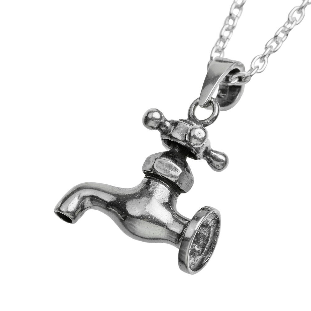 商品詳細 説明水道の蛇口をかたどったデザインのペンダント。ハンドル部分は回せませんがその再現度は十分。蛇口内部や隙間などの質感も燻し加工で表現しています。小さめサイズなので、ユニークなアイテムをいつものコーデにさりげなく取り入れたい遊び心を...