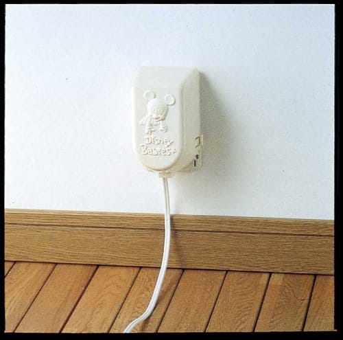 赤ちゃんを感電事故から守るため、コンセントをすっぽり覆うカバー。