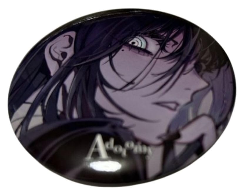 Ado 5th Anniversary Exhibition「Adotomy」ポップアップ2026会場限定で登場した缶バッジEは、鋭い視線と繊細な表情が印象的なビジュアルに「Ado」ロゴが重なり、見る者の心を一瞬で引き込む圧倒的な存在感。サ...