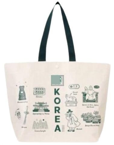 スタバの韓国限定で登場した、洗練されたデザインが魅力のリユーザブルトートバッグ Lサイズ ホワイトです。※権利の関係で画像のロゴは隠させていただいております。約37 x 38cmのゆとりあるサイズ感で、書類やノートPC、買い物までしっかり収...
