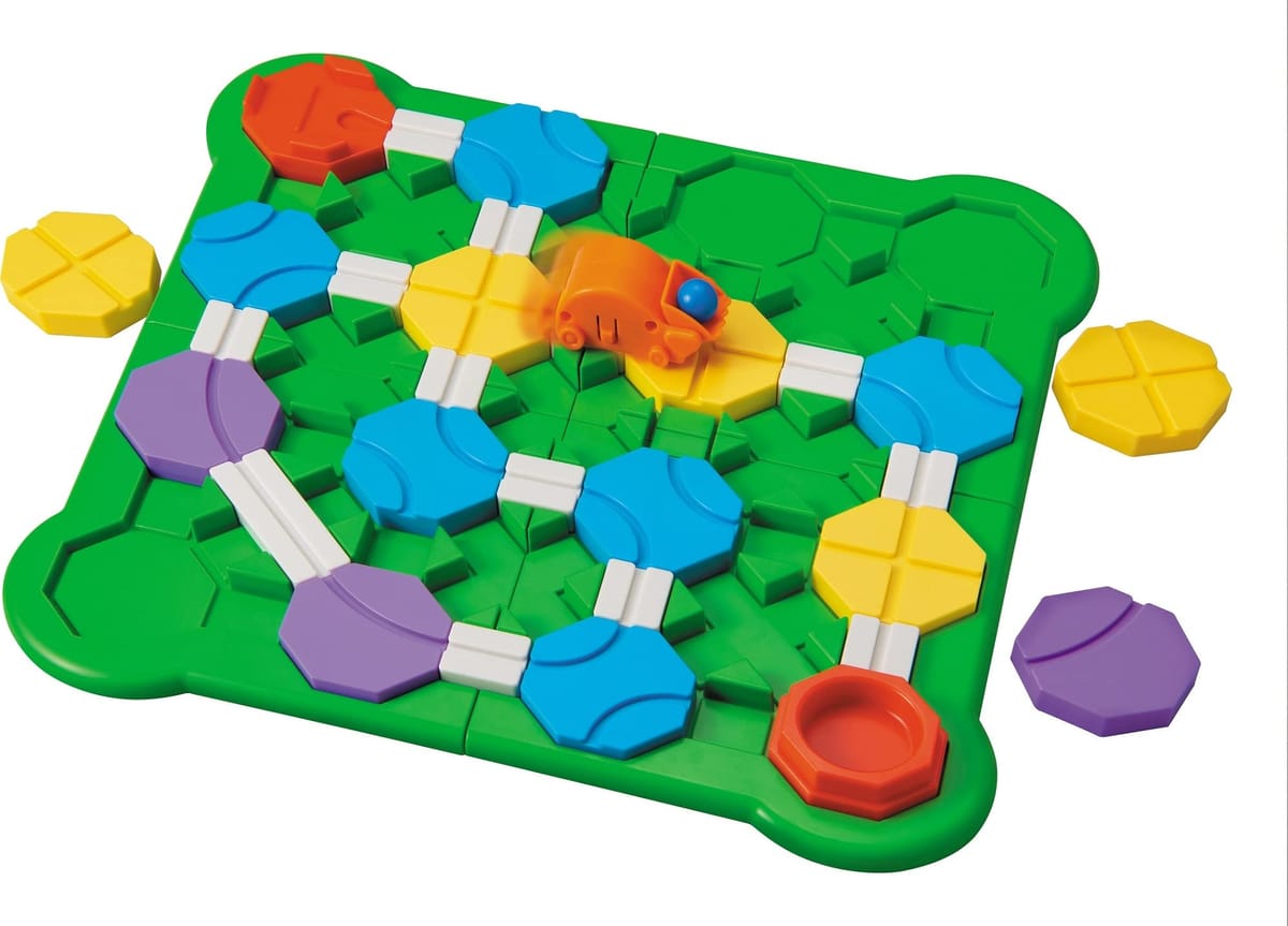 論理的思考力、プログラミング的思考を養おう道つなぎパズルを解いて、ゼンマイの車を動かそう道となるピースは5種類！スタートからゴールまでの道をつなぐパズルパズルを解いたら、ボールをホイールローダーに乗せてスタート！楽しく遊びながら論理的思考力...