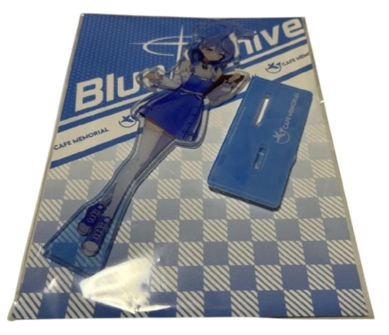 韓国ソウル・アイパークモールで開催された「Blue Archive CAFE MEMORIAL」コラボカフェで販売された、ブルーアーカイブ公式グッズのジオラマアクリルスタンド（天雨アコ）です。パッケージには「Blue Archive」「CA...