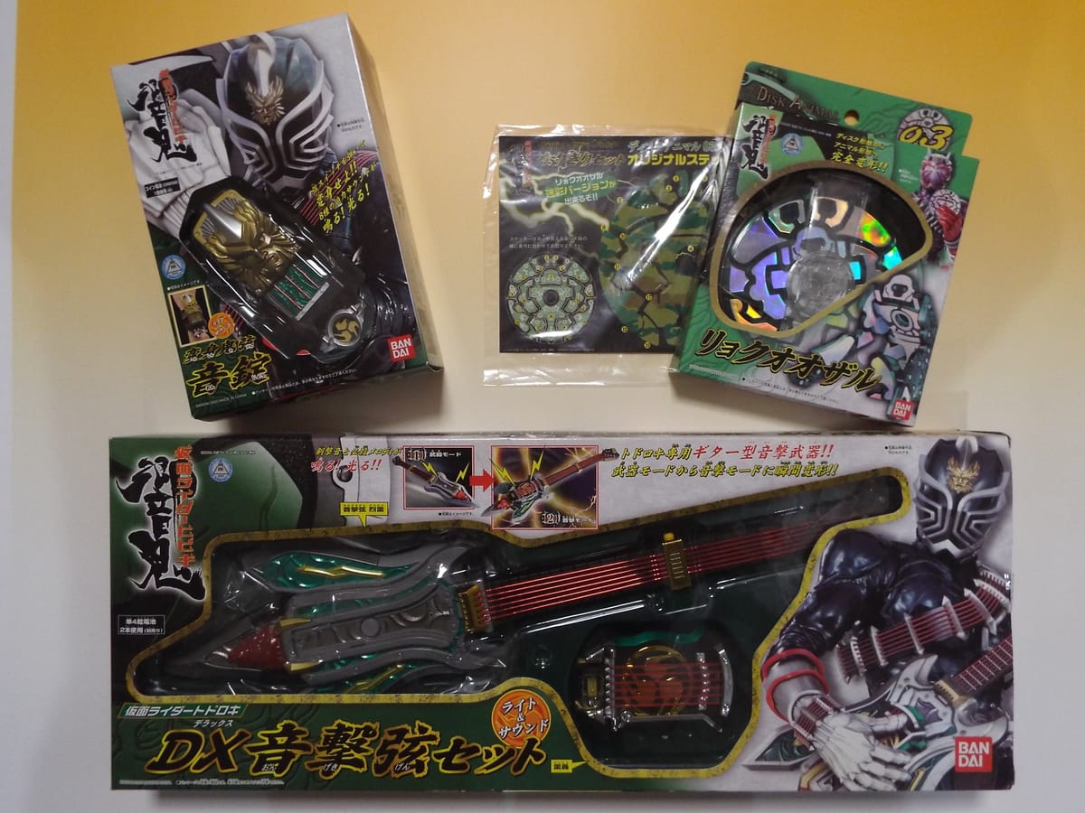 仮面ライダー響鬼より、轟鬼専用ギター型音撃武器が登場武器モードから音撃モードへ瞬間変形。剣撃音と必殺メロディーが鳴る!光る!セット内容:音撃弦烈雷、雷轟、ストラップ、取扱説明書使用電池:単4乾電池×2(別売) バンダイ