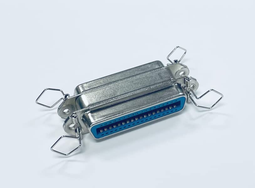 コネクター:CN36メス/CN36メス。タイプ:ミニアダプター。カラー:シルバー各注文に1点入っています。 画像は、アダプターの前面と背面の接続を示しています。規格:UL、CSA、ISO 9001:2000 メーカー このアダプターは、CN...