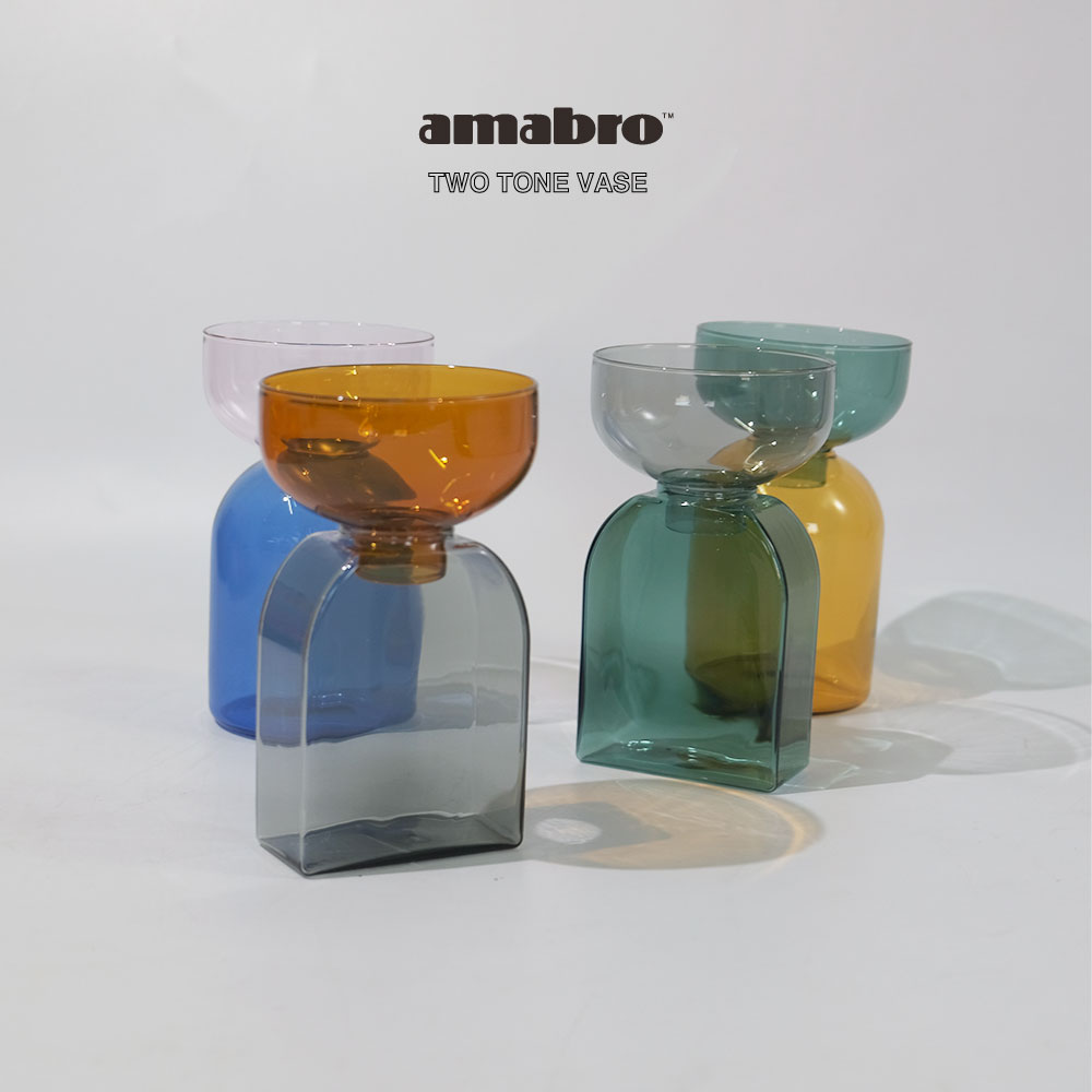 商品名 TWO TONE VASE 内容 本体×1,上皿×1 素材 本体：ガラス製 サイズ Square;w82/d82/H145mm Circle;w82/d82/H140mm 容量;350ml その他 化粧箱入薄いクリアガラスのかわいい...