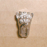 　ピンブローチ 小さいながらも存在感の抜群のピンバッヂです♪ 服、小物、お散歩バッグ…何につけてもOK！楽しみ方はあなた次第です。 本体の裏側に付いたピンを バックルで止めるタイプのブローチです。 ピンの長さは約1cm。 本体サイズ目安：約...