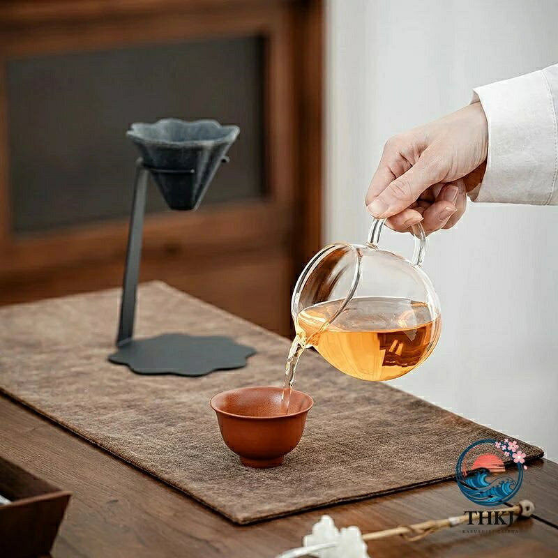 蓮の花型セラミック茶?セット 〜華やかな茶事空間を演出〜 美しい蓮の花造型を採用したセラミック製茶?（茶こし）セット！独特の質感とデザインで、茶事や毎日のお茶タイムをより上品なものにします。スタンド付きで安定感があり、茶葉の抽出をサポートし...