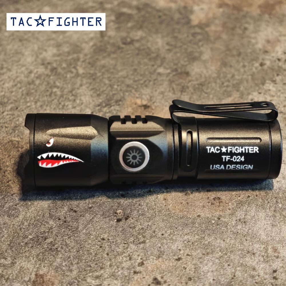 4段階にライトを調節 High　900ルーメン Low　500ルーメン Flash（点滅） SOS（モールス信号） 充電 約3時間にてフル充電 使用時間 900ルーメン　約2.5時間 500ルーメン　約5時間 生活防水・生活粉塵 日常使用に...