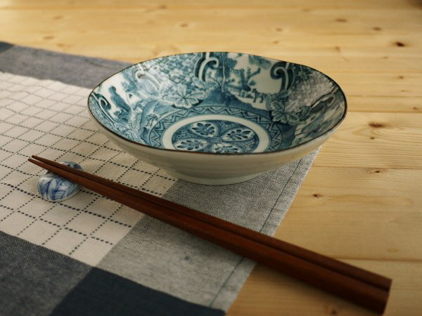 ・サイズ径17x高5cm・重さ320g・材質磁器（美濃焼）・レンジ○・オーブンX・食洗機○・ギフト箱------------- ☆煮物鉢単品5柄☆ 丸紋山水 祥瑞山水 花唐草 タコ唐草 ゴス巻 ☆5柄セットはこちら☆ 5柄セット　 一品料理...