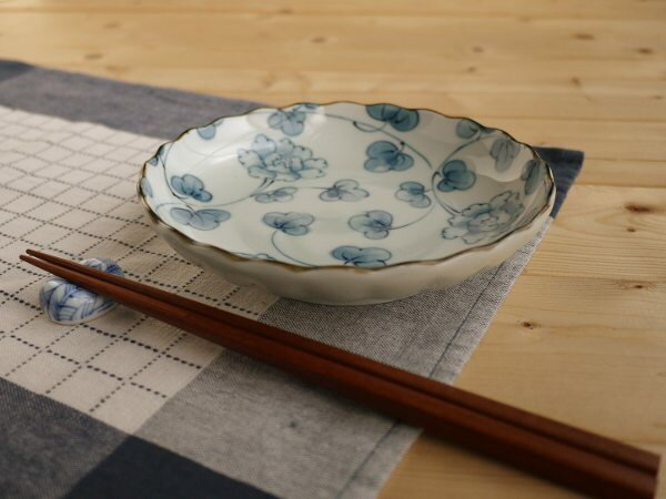 ・サイズ径16.5x高3.5cm・重さ280g・材質磁器（美濃焼）・レンジ○・オーブンX・食洗機○ ☆中皿単品5柄☆ ゴス巻 タコ唐草 花唐草 祥水山水 丸紋山水 ☆5柄セットはこちら☆ 5柄セット　 なみなみがかわいらしい染付の取皿です。...