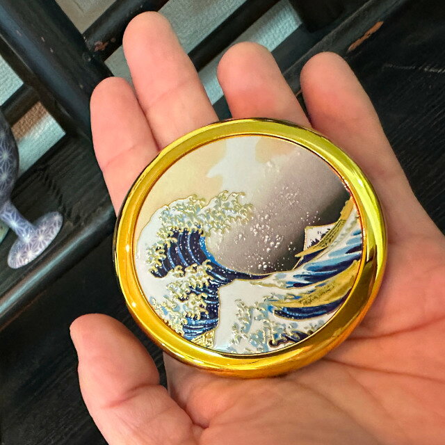----------- ・サイズ 経6x高さ1cm ・重さ 35g ・材質 鏡 　　　ABC樹脂:プラスチック ----------　　 小さくてかわいくて持ち歩きやすい☆ 気分がうきうきしちゃう可愛さ！ ※新彫金とは※ 古くは鎧兜や日本刀...