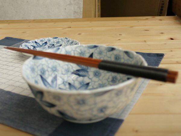 ・サイズ径16.5x高7.5cm・重さ530g・材質磁器（美濃焼）・レンジ○・オーブンX・食洗機○ ☆イメージに使用アイテムここちら☆ ☆花舞シリーズ☆ 小鉢 漬物 大鉢 大皿 和皿 中皿 小皿 花瓶 煎茶かわいらしいお花が舞う"花舞" 前...