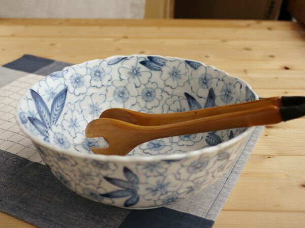 ・サイズ径22x高8.5cm・重さ1100g・材質磁器（美濃焼）・レンジ○・オーブンX・食洗機○ ☆花舞シリーズ☆ 小鉢 漬物 大鉢 大皿 和皿 中皿 小皿 花瓶 煎茶かわいらしいお花が舞う"花舞" 前面に舞っているのでとっても花々しいですね♪