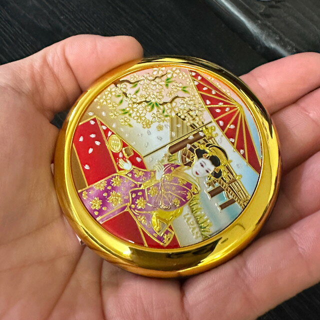 ---------- ・サイズ 経6x高さ1cm ・重さ 35g ・材質 鏡 　　　ABC樹脂:プラスチック -----------　　 小さくてかわいくて持ち歩きやすい☆ 気分がうきうきしちゃう可愛さ！ ※新彫金とは※ 古くは鎧兜や日本刀...