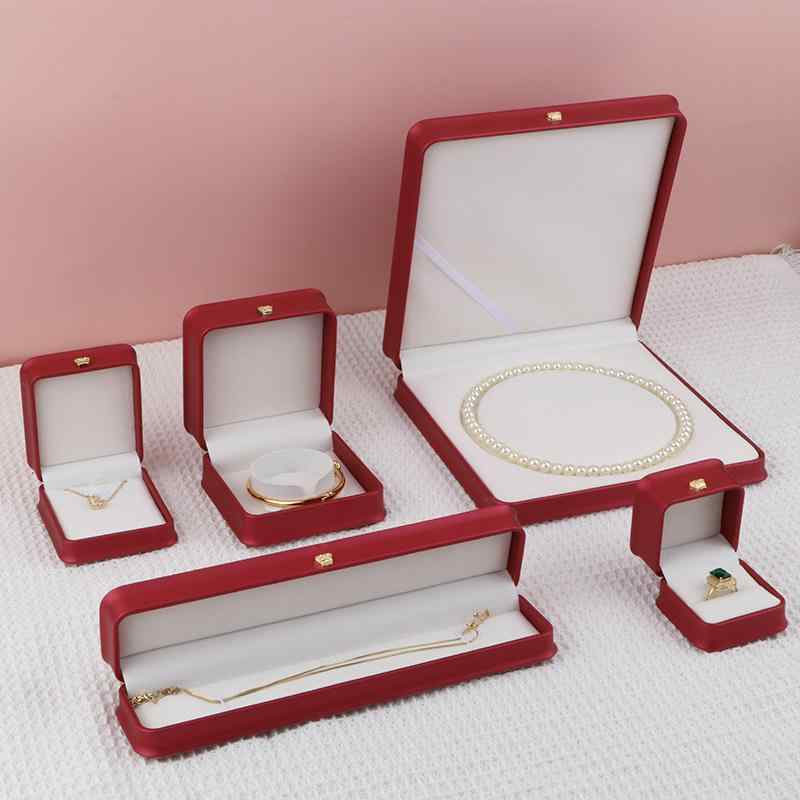 ・カテゴリ: ジュエリーボックス・対応アクセサリー: リング、ペンダント、ブレスレット、バングル、ネックレス・カラー展開: ベビーブルー、宝石ブルー、ピンク、ヴィンテージレッド、ダークグリーン、ローズレッド、レッド、ワインレッド、ダークレッ...