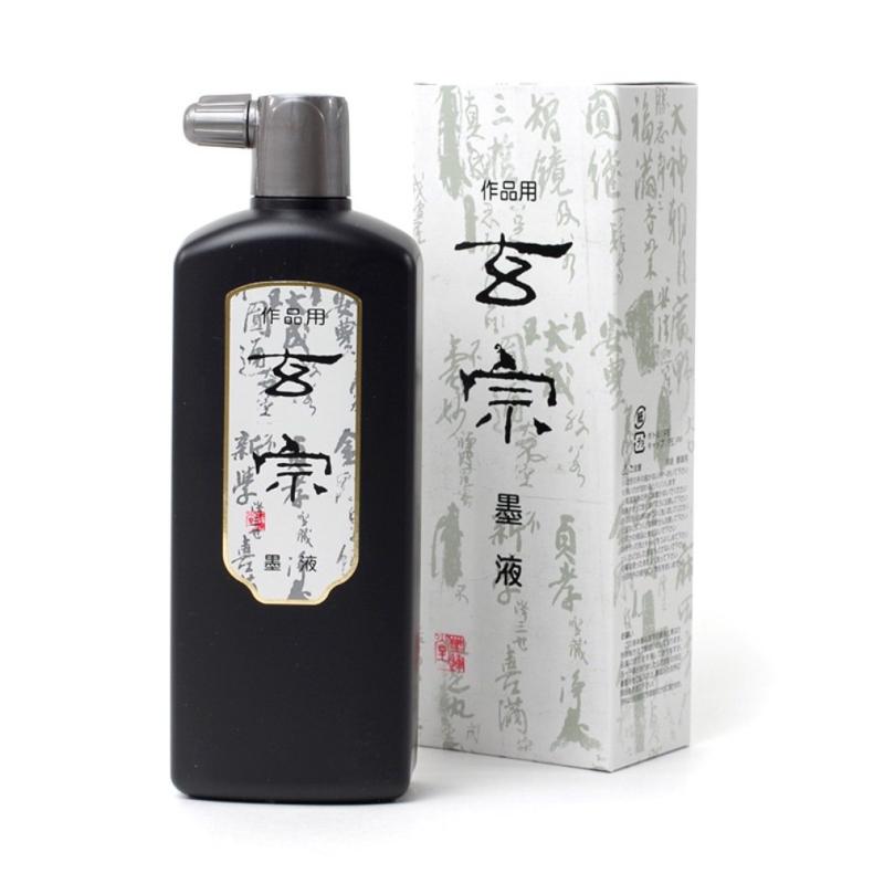 墨運堂 墨汁 玄宗 作品用 500ml 11806【玄宗】 固形墨の持つ書き味、暢び、紙への浸透性・表具性をすべて備えた液体墨として開発されたシリーズ【墨色】 紫紺系の純黒【種類】 鉱物性直火焚松煙墨 ／ 合成糊使用【固形分】 9.5%【本...