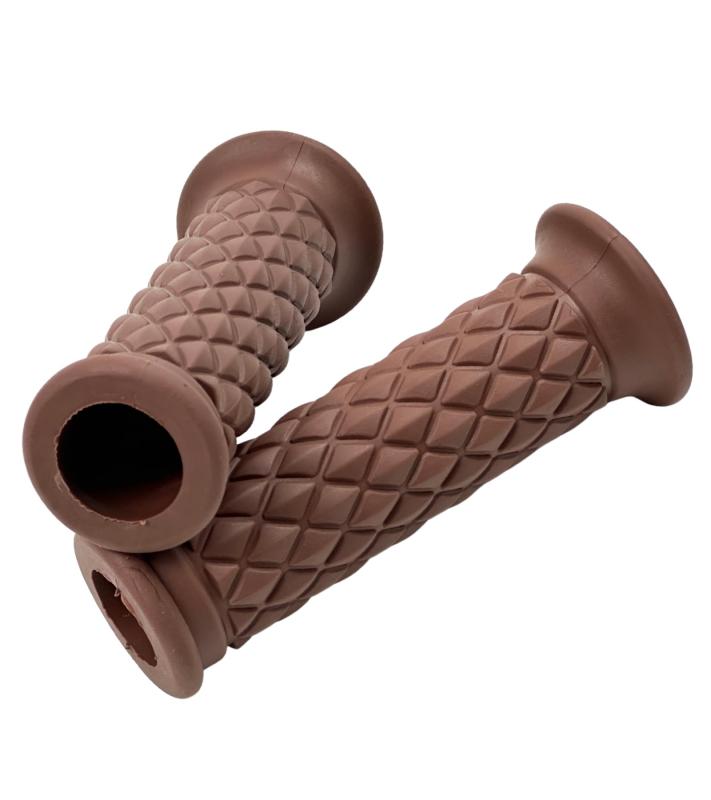 HTharros バイク ハンドルグリップ 22.2mm 汎用 ハンドル グリップ 交換 ゴム ドレスアップ 部品 ダイヤ パターン 左右グリップエンドに貫通タイプと非貫通タイプをご用意し、グリップ表面にダイヤモンドパターを使用する事で、滑...